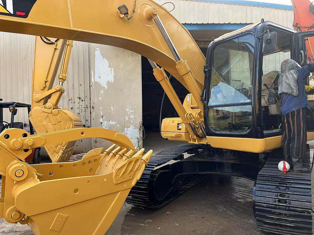 EXCAVATOR CATERPILLAR 320C - LiveMarket